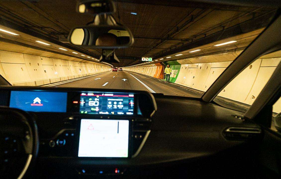 Un véhicule connecté circule dans le Duplex A86 | VINCI Autoroutes